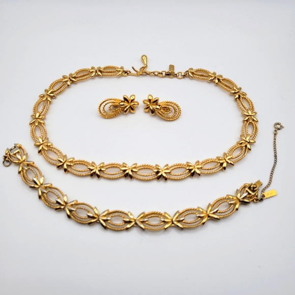 Monet | Jewelry | Vtg Monet Parure Necklace Bracelet Earrings Gold Tone ...